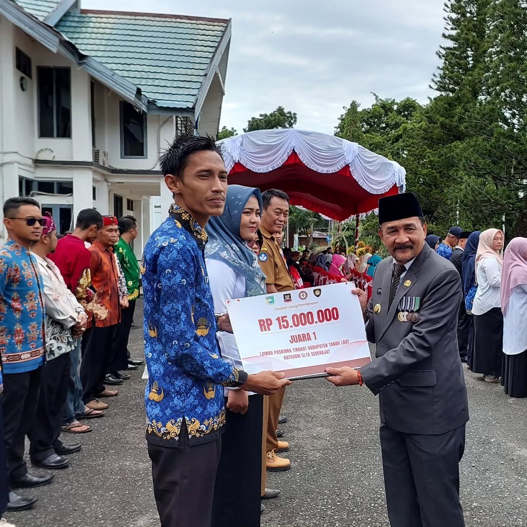 Pj Bupati Tanah Laut Serahkan Piala dan Piagam Penghargaan pada Upacara ... Pj Bupati Tanah Laut Serahkan Piala dan Piagam Penghargaan pada Upacara ...